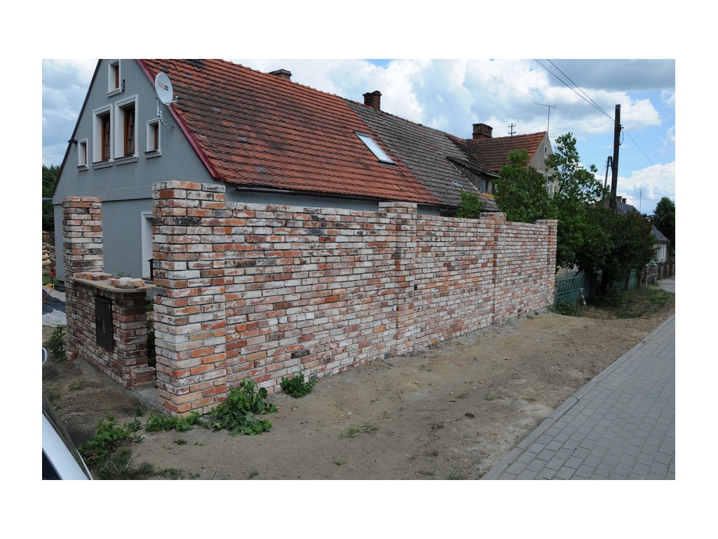 Reclaimed clay bricks for brick fence - European Clay Bricks